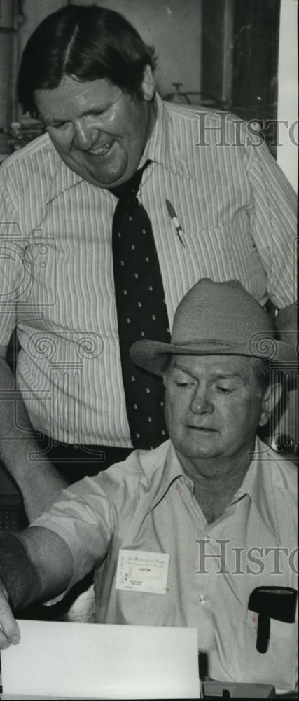 1978 Press Photo Football Star Harry Gilmer Visits Birmingham News' Ha ...