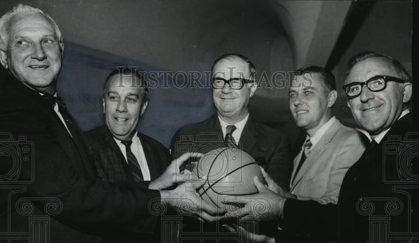 1969 Press Photo Cliff Harper with Basketball Officials Norvall Neve a ...