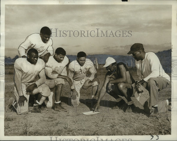 1952 Press Photo Football G. H. Hobson with Football players in huddle ...
