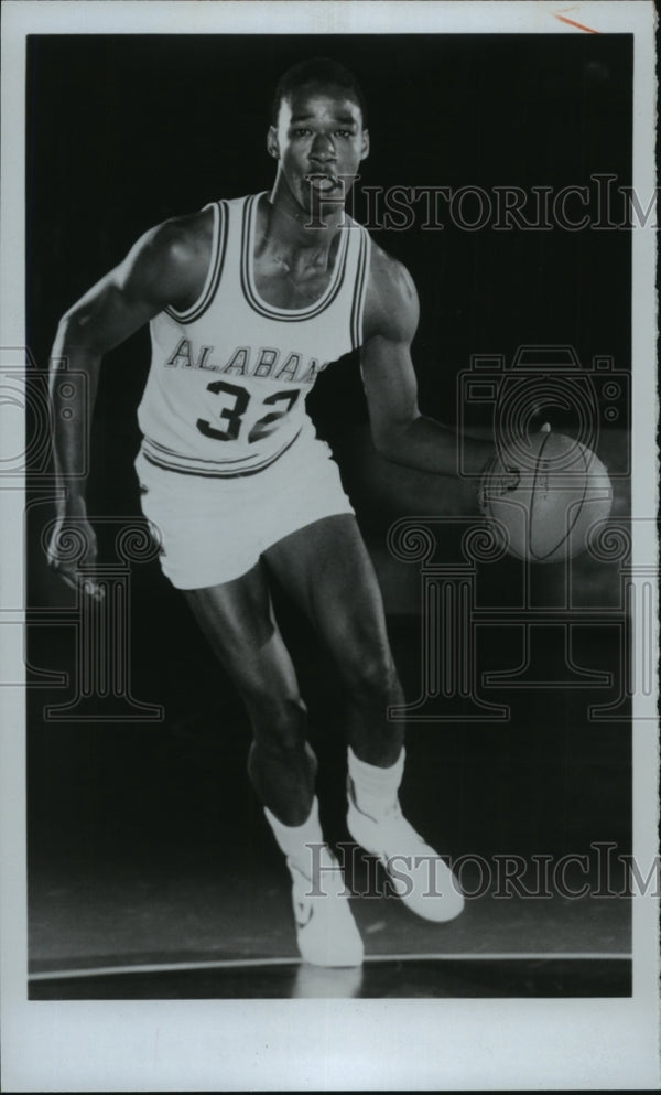 1981 Press Photo Ken Johnson on court with basketball - abns06814 ...