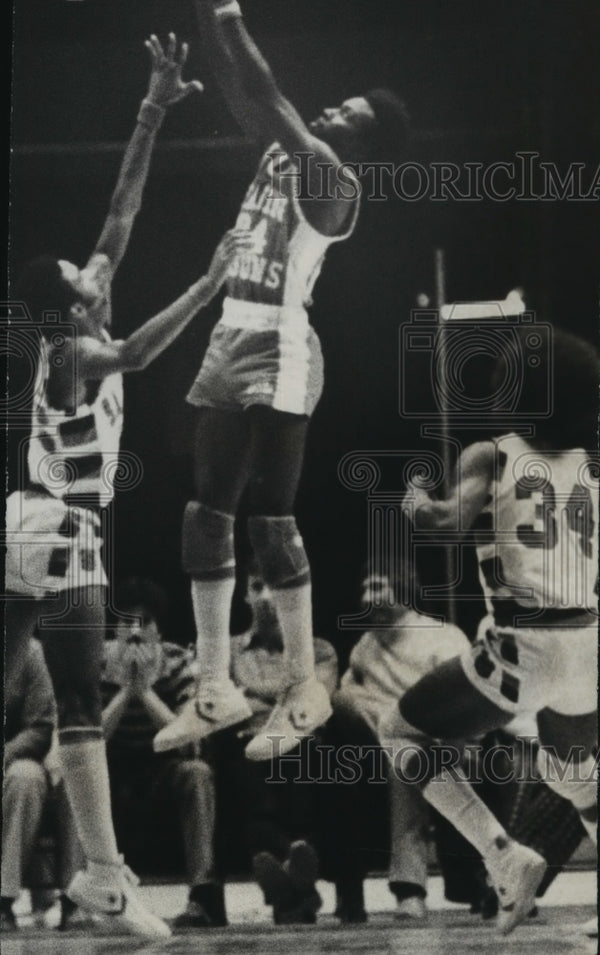 1977 Press Photo Andrew Toney shoots basket in Southwest Louisiana-Sam ...