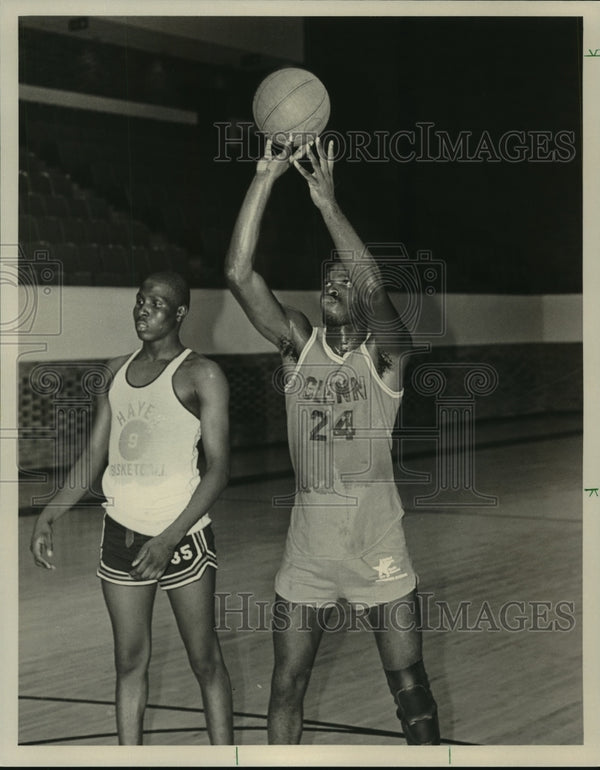 1986 Press Photo Marvin Johnson, Basketball Player with Others in Game ...