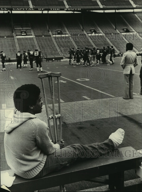 1977 Press Photo Elmer Bailey, Football Hall of Fame Classic, with ban ...