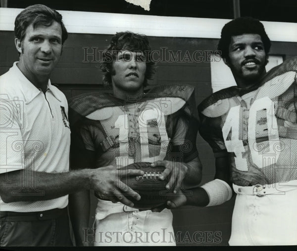 1974 Press Photo Birmingham Americans Football Coach Jack Gotta and Pl ...