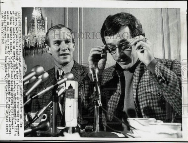 1969 Press Photo Entertainers Tom & Dick Smothers Talk to Press, Bever ...