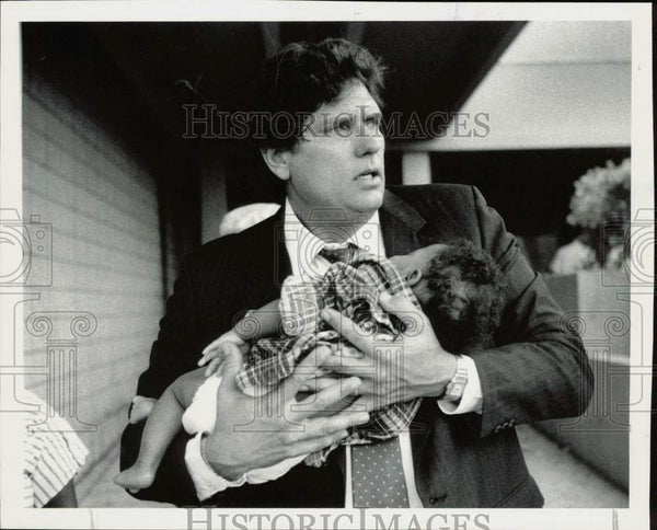 1990 Press Photo Miami Beach Mayor Alex Daoud carries a baby to police ...
