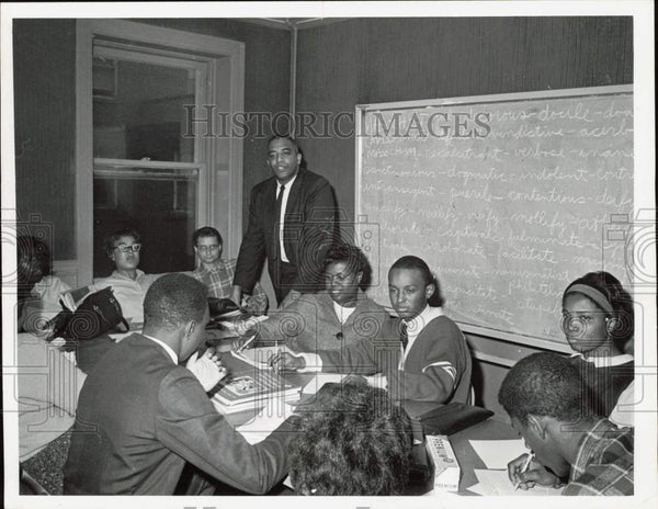 1963 Press Photo Donald Bourgeois teaches high school dropouts at a Ch ...