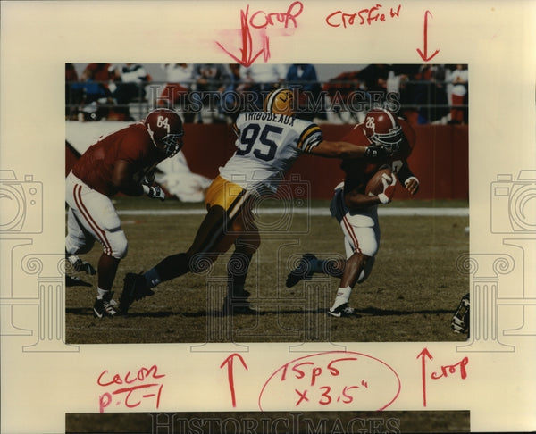 1993 Press Photo Player Attempts To Tackle Opponent During Alabama ...