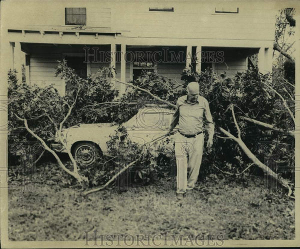 1979 Press Photo David Lott with Hurricane Frederic damage in ...