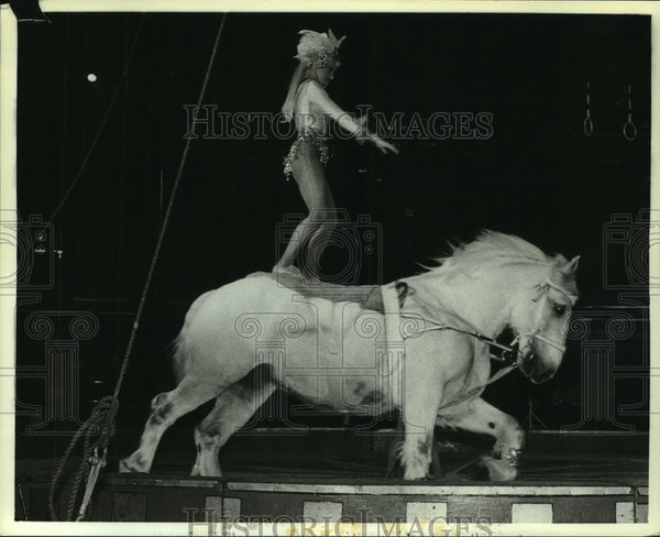 1985 Press Photo Acrobat and Horse Performing at Circus, Alabama ...