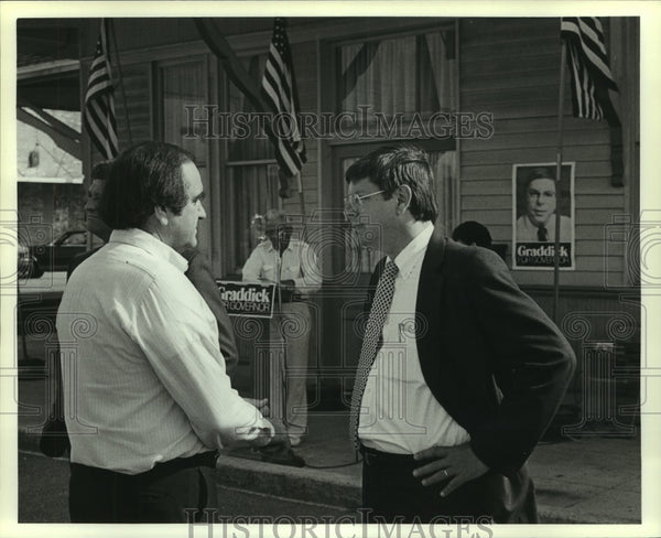 1986 Press Photo Charles Graddick speaks to man at campaign event in ...