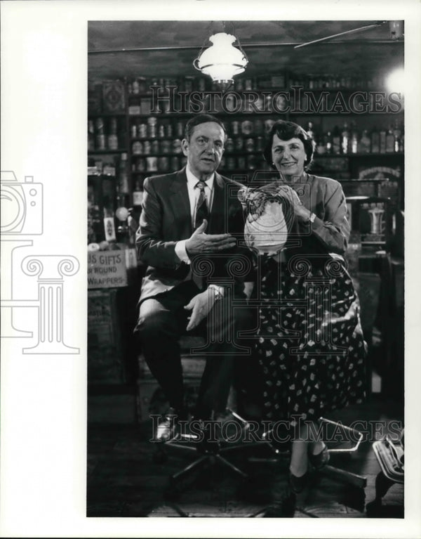 1990 Press Photo Ralph and Terry Kovel doing TV Show from basement of ...