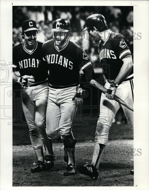 1982 Press Photo Toby Harrah crosses the plate after hitting a homerun ...