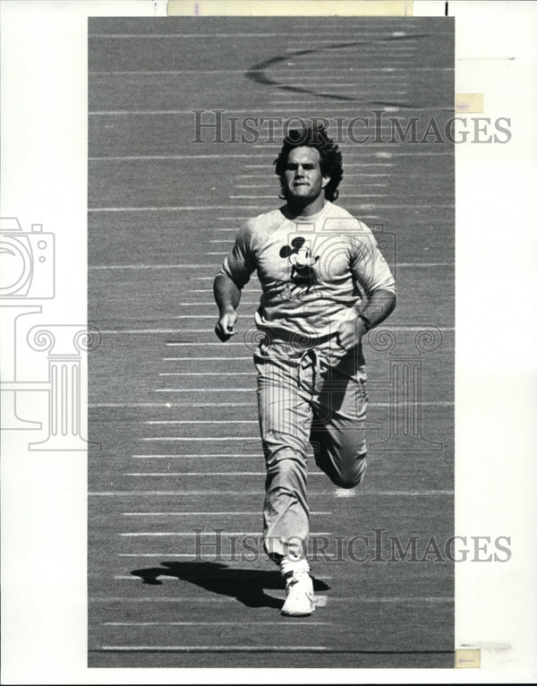 1987 Press Photo LB Clay Matthews ran sprints in an empty Finney ...