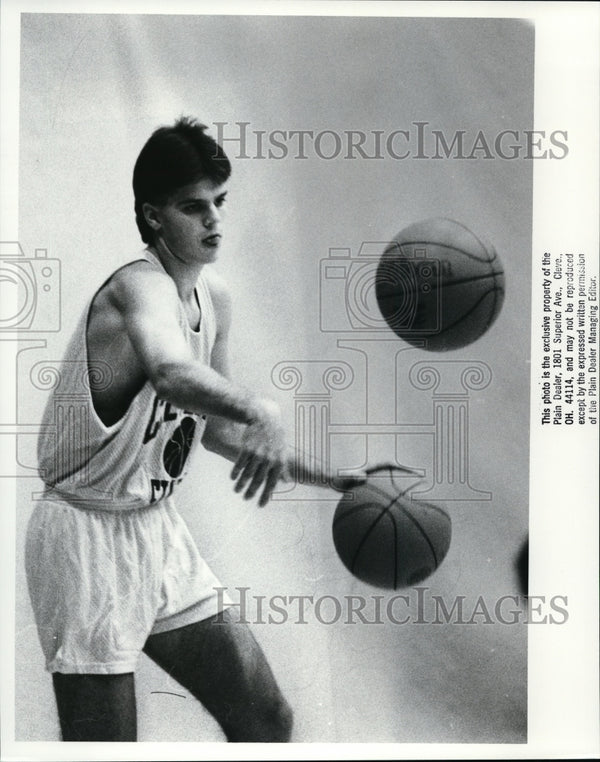 1988 Press Photo CSU basketball, Dan Wisniewski handles two balls ...