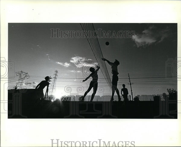 1985 Press Photo John Papp spike the ball over tite net while Mark Leh ...