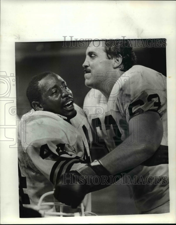 1985 Press Photo Ernest Byner Congratulated By Cody Risien Adter ...