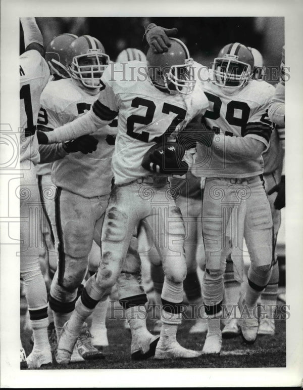 1985 Press Photo Al Gross holding the ball is congratulated by Hanford ...