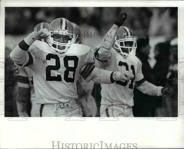 1985 Press Photo Herman Fontenot & Frank Minnifield celebrate win in ...