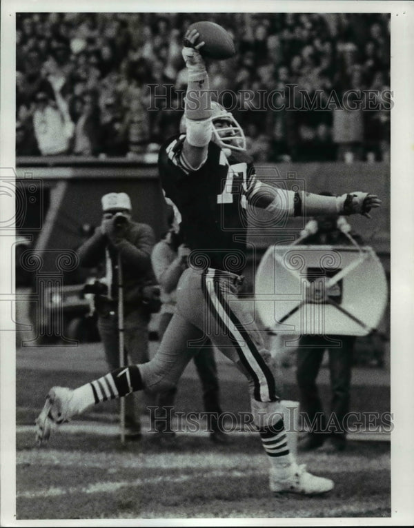 1983 Press Photo Doug Dieken gets a TD on a 14 yd. pass from Paul McDo ...