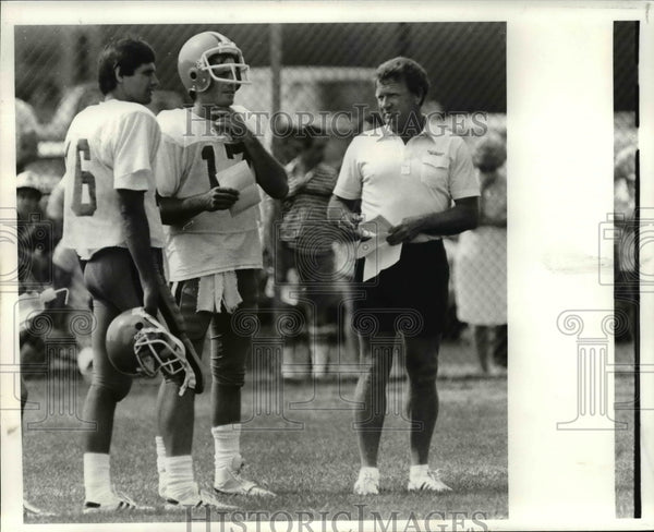 Press Photo Larye Weaver with quarterbacks Paul McDonald and Brian Sipe ...