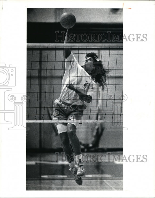 1990 Press Photo Mentor-Mandy Futchi spikes the ball - cvb43426 ...