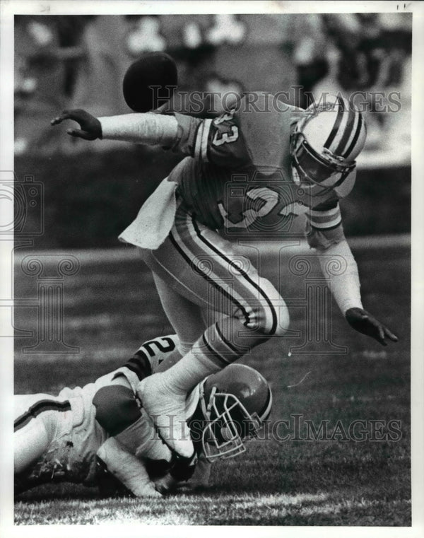 1986 Press Photo Mike Rozier fumbles the ball after being hit by Ray ...
