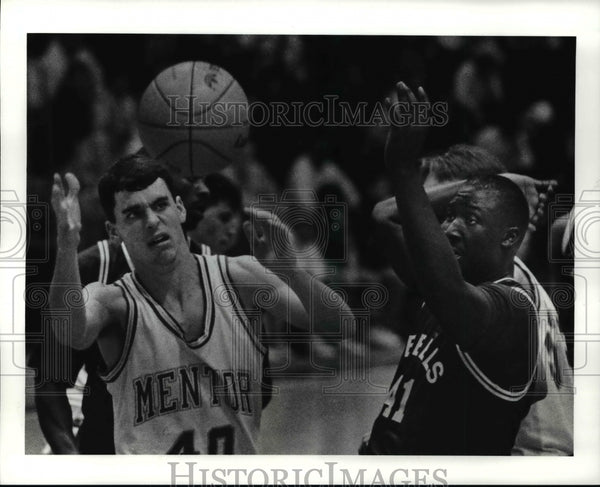Press Photo Jason Beatty Tries to Grab Ball While Mack Warren Watches ...