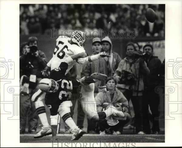 Press Photo Cleveland's Chip Banks (56) reaches in vain for a pass ...