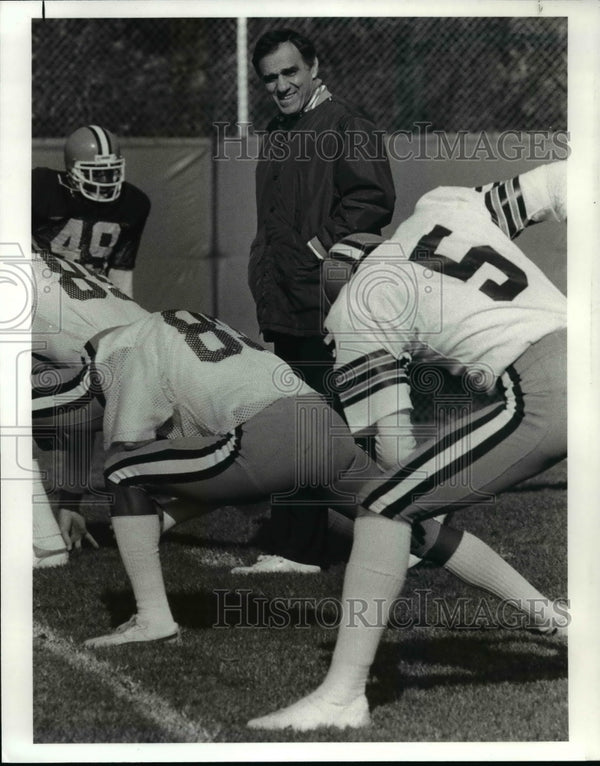 1982 Press Photo A smiling Sam Rutigliano watches his team start ...