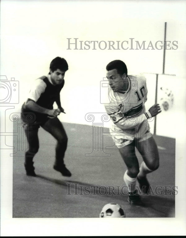 1987 Press Photo Carl Valentine controls the ball as Victor Nogueira d ...