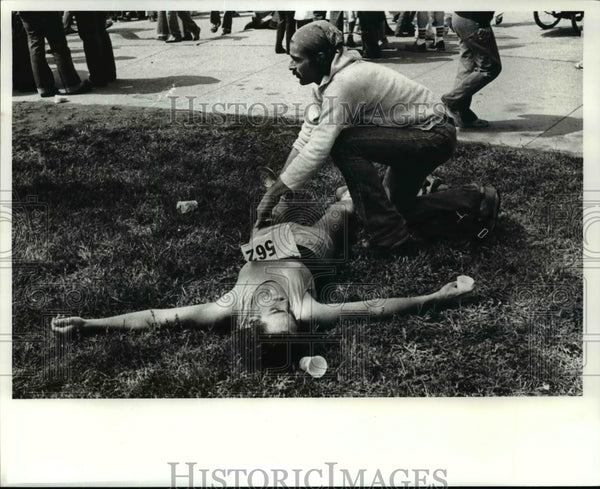 1980 Press Photo Dan McCarthy of Kent get some help from Randy Kulman ...