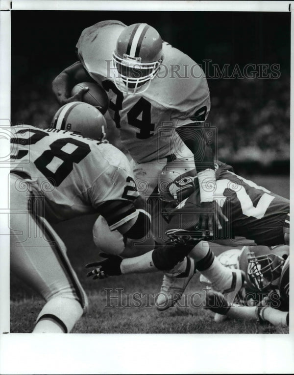 1988 Press Photo Kevim Mack eludes a block from Melvin Jenkins ...