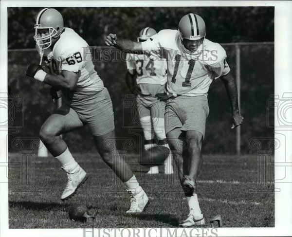 1988 Press Photo Dan Fike in front of punter number 11 Lee Johnson ...