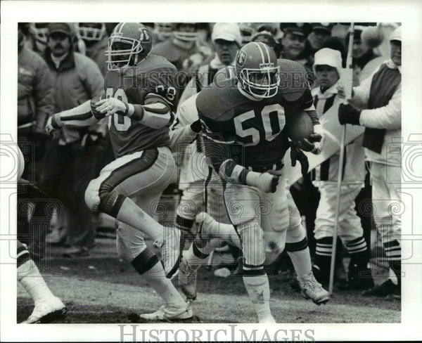 Press Photo LB Jim Ryan returns an interception to the Cleveland to se ...
