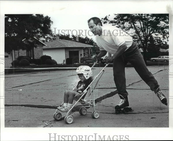 1990 Press Photo TThomas and Emily Maletic, rollerblading - cvb55257 ...