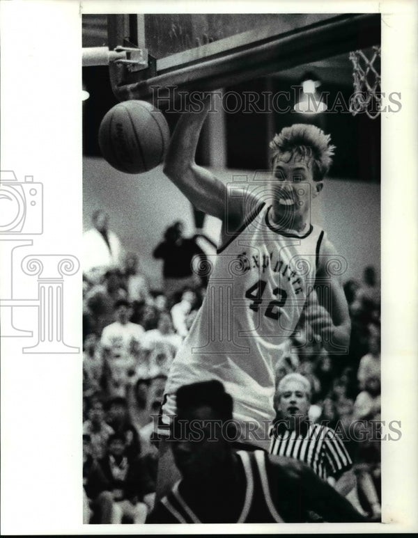 1990 Press Photo Hudson Dru Siley is fouled as he goes for a layup ...