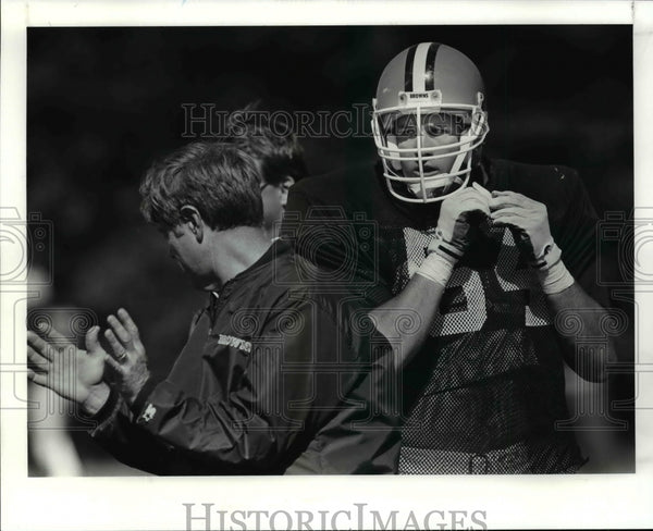 1987 Press Photo Dave Adolph gives instruction to Mike Junkin during ...