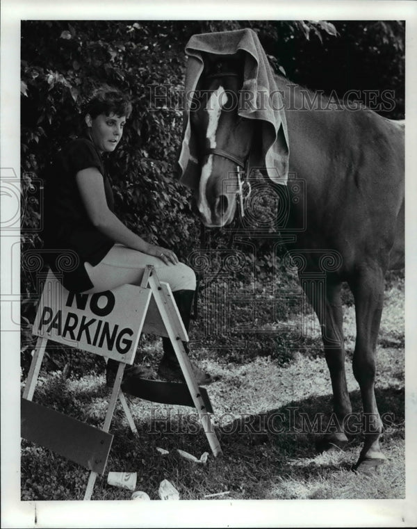 1986 Press Photo Victoria Watters of Cincinniti parks her self ad her ...
