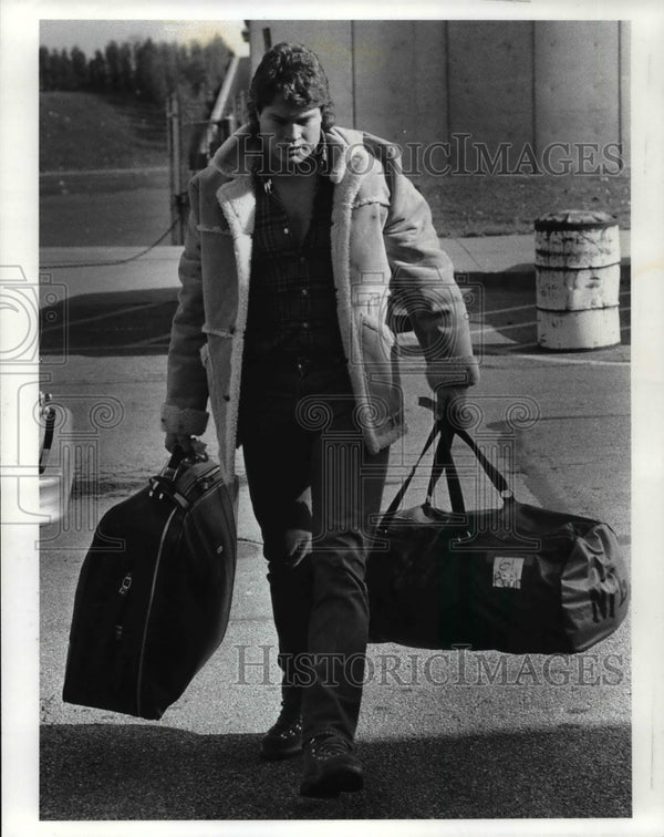 1982 Press Photo Mike Baab reports to training camp he is the Browns C ...