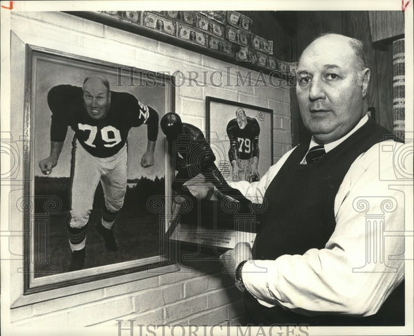 1980 Press Photo Bob Gain with his football pctures and trophies ...