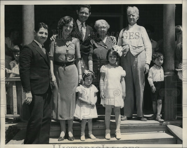 1934 Press Photo June Robles, kidnap victim, with her family in Tucson ...