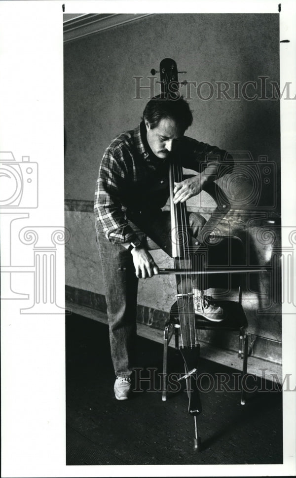 1987 Press Photo Thomas Sepulveda invented Breakdown Bass to rehearse ...