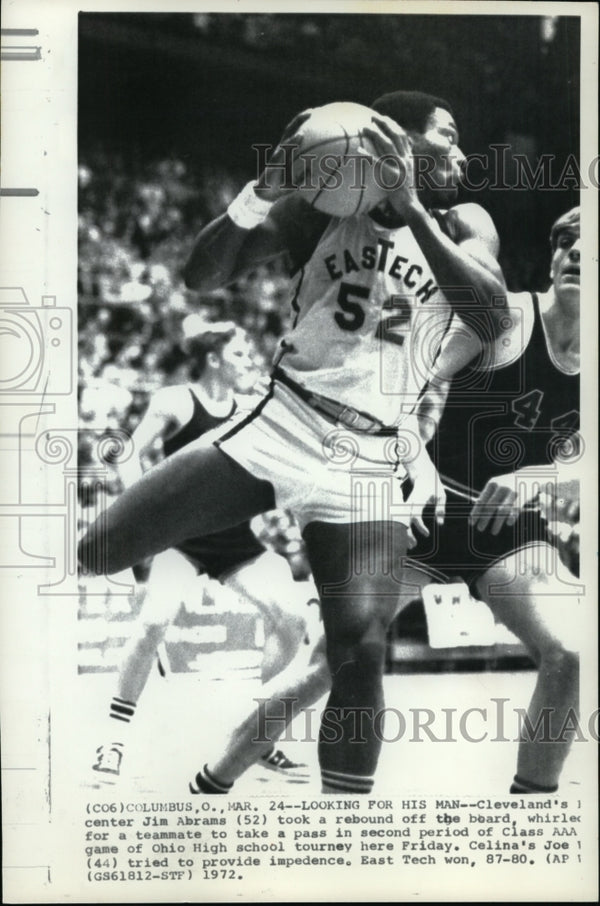 1972 Press Photo Cleveland's center Jim Abrams took rebound off the ...