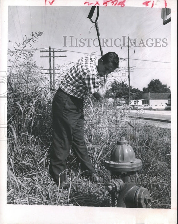 1966 Press Photo C.M.Pumphrey Jr. Cuts Grass Around Fireplug in Boling ...