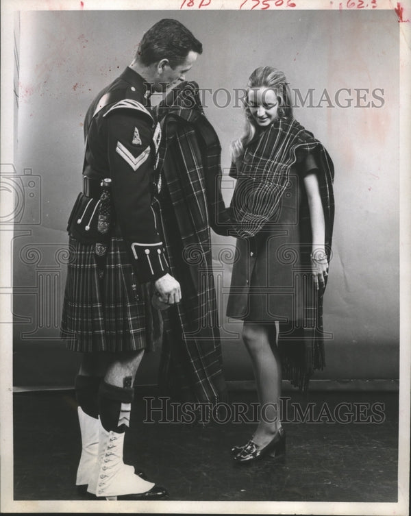1969 Press Photo Cpl. Dickson displays long woolen Royal Stuart plaid ...