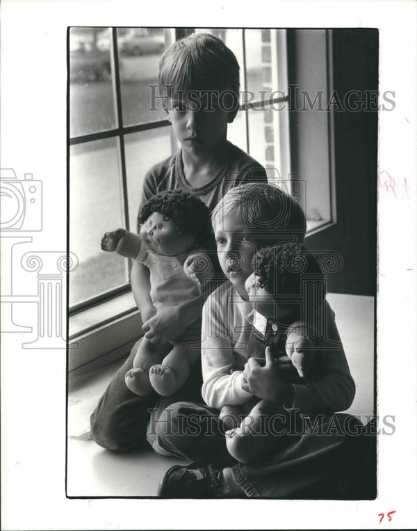 1985 Press Photo Jason & Jonathan Reese Hold "Ken Dustin" & "Dennis ...