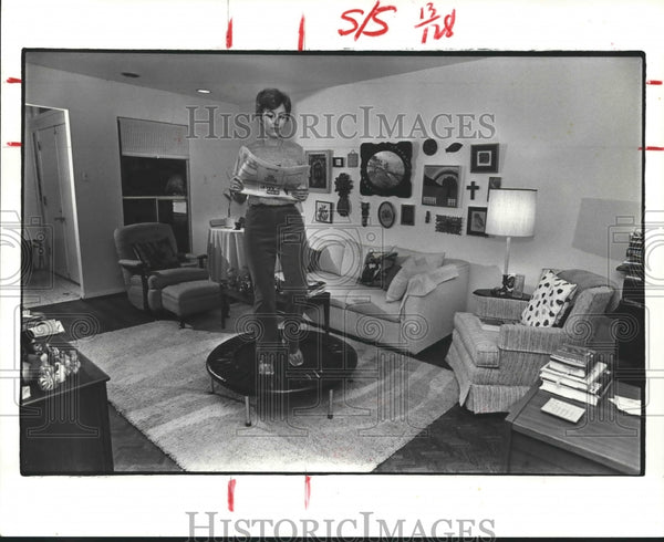 1980 Press Photo Maryilyn Nixon jogs on mini trampoline while reading ...