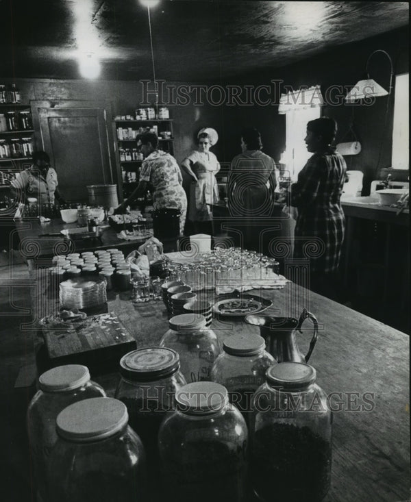 1969 Press Photo Mrs. Hill and cooks in Hilltop Farm kitchen - hca30252 ...