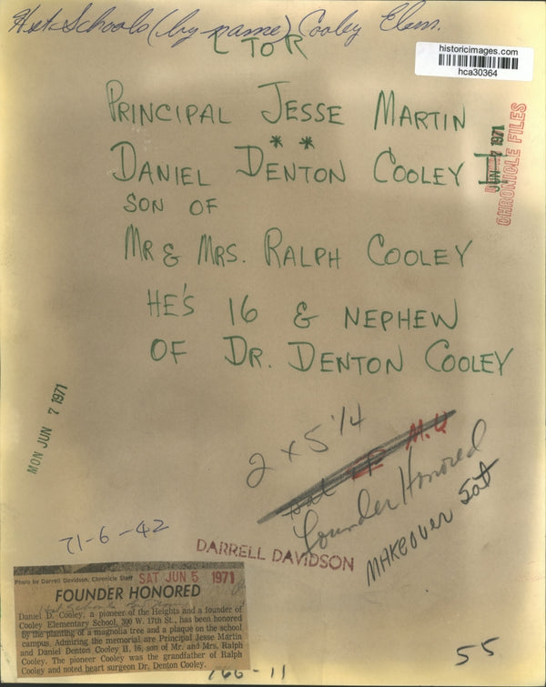 1971 Press Photo Cooley Elementary principal Jesse Martin at tree ...